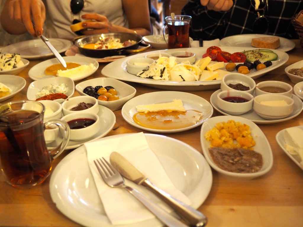 Breakfast in Istanbul: Van Kahvalti Evi - Girl x Departure